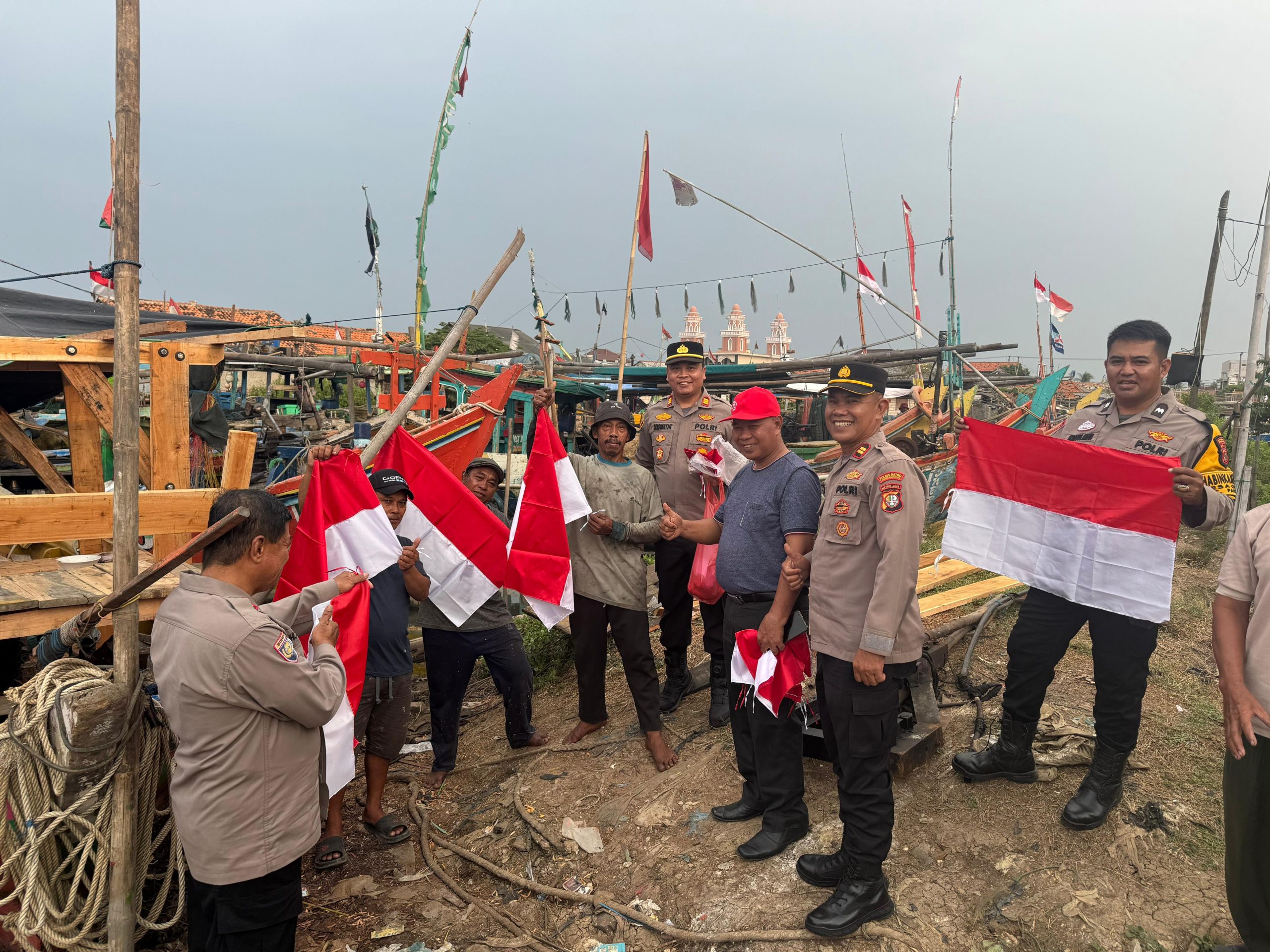 Bersama Nelayan....Polisi dan Warga Surya Bahari Memasang Bendera Merah ...